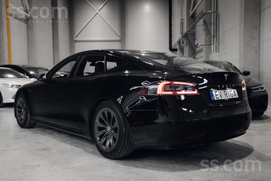 Black Tesla Model S 2020 in Riga, with an engine capacity of 0.00 L and mileage of 159 thousand km for 33790 €, photo 4 on AUTOMOTO.COM.LV