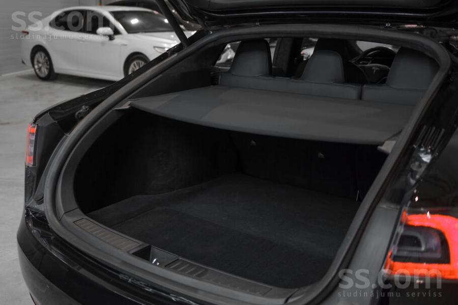 Black Tesla Model S 2020 in Riga, with an engine capacity of 0.00 L and mileage of 159 thousand km for 33790 €, photo 7 on AUTOMOTO.COM.LV