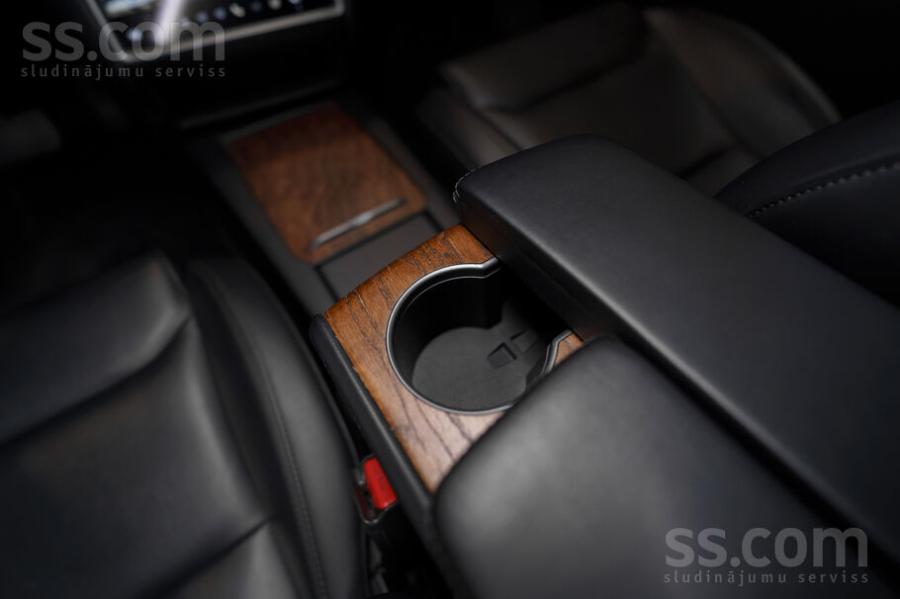 Black Tesla Model S 2020 in Riga, with an engine capacity of 0.00 L and mileage of 159 thousand km for 33790 €, photo 14 on AUTOMOTO.COM.LV