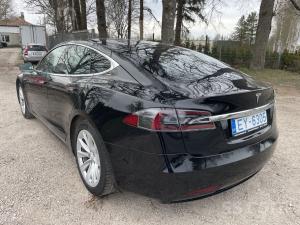 Black Tesla Model S 2020 in Riga, with an engine capacity of 0.00 L and mileage of 168 thousand km for 31490 €, photo 4 on AUTOMOTO.COM.LV