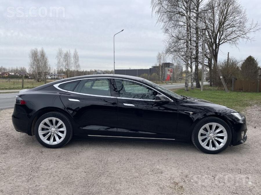 Black Tesla Model S 2020 in Riga, with an engine capacity of 0.00 L and mileage of 168 thousand km for 31490 €, photo 7 on AUTOMOTO.COM.LV