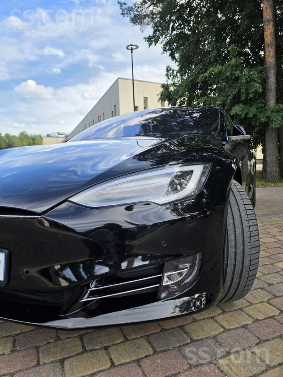Black Tesla Model S 2020 in Riga, with an engine capacity of 0.00 L and mileage of 67 thousand km for 34034 €, photo 3 on AUTOMOTO.COM.LV
