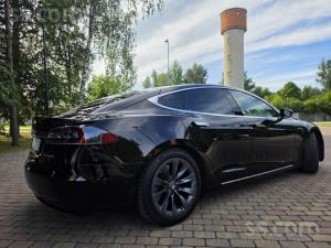 Black Tesla Model S 2020 in Riga, with an engine capacity of 0.00 L and mileage of 67 thousand km for 34034 €, photo 6 on AUTOMOTO.COM.LV