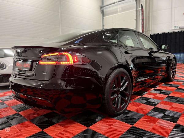 Black Tesla Model S 2021 in Vilnius, with an engine capacity of 0.00 L and mileage of 22 thousand km for 69999 €, photo 5 on AUTOMOTO.COM.LV