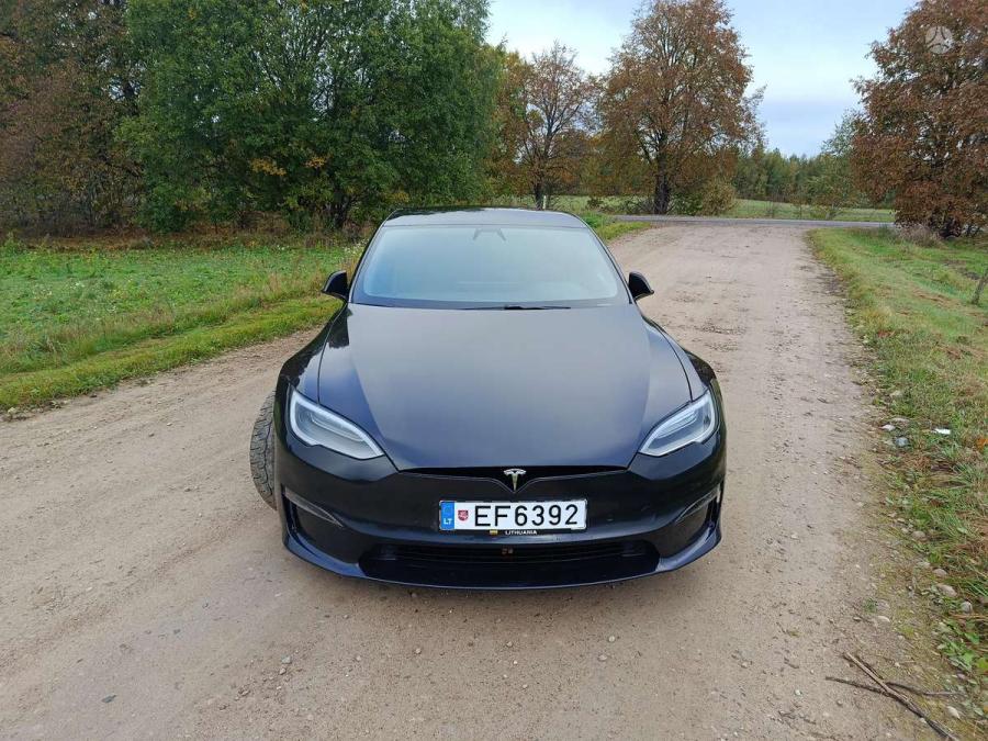 Black Tesla Model S 2021 in Vilnius, with an engine capacity of 0.00 L and mileage of 61 thousand km for 40000 €, photo 1 on AUTOMOTO.COM.LV
