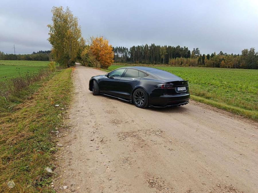 Black Tesla Model S 2021 in Vilnius, with an engine capacity of 0.00 L and mileage of 61 thousand km for 40000 €, photo 5 on AUTOMOTO.COM.LV