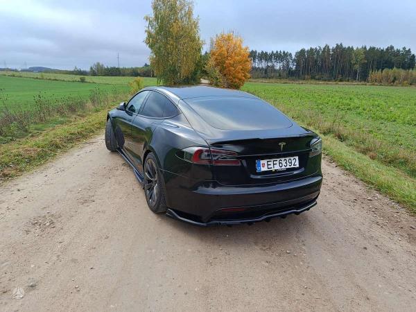 Melns Tesla Model S 2021 Viļņa, ar dzinēja tilpumu 0.00 L un nobraukumu 61 tūkst. km par 40000 €, foto 6 vietnē AUTOMOTO.COM.LV