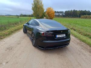 Black Tesla Model S 2021 in Vilnius, with an engine capacity of 0.00 L and mileage of 61 thousand km for 40000 €, photo 6 on AUTOMOTO.COM.LV