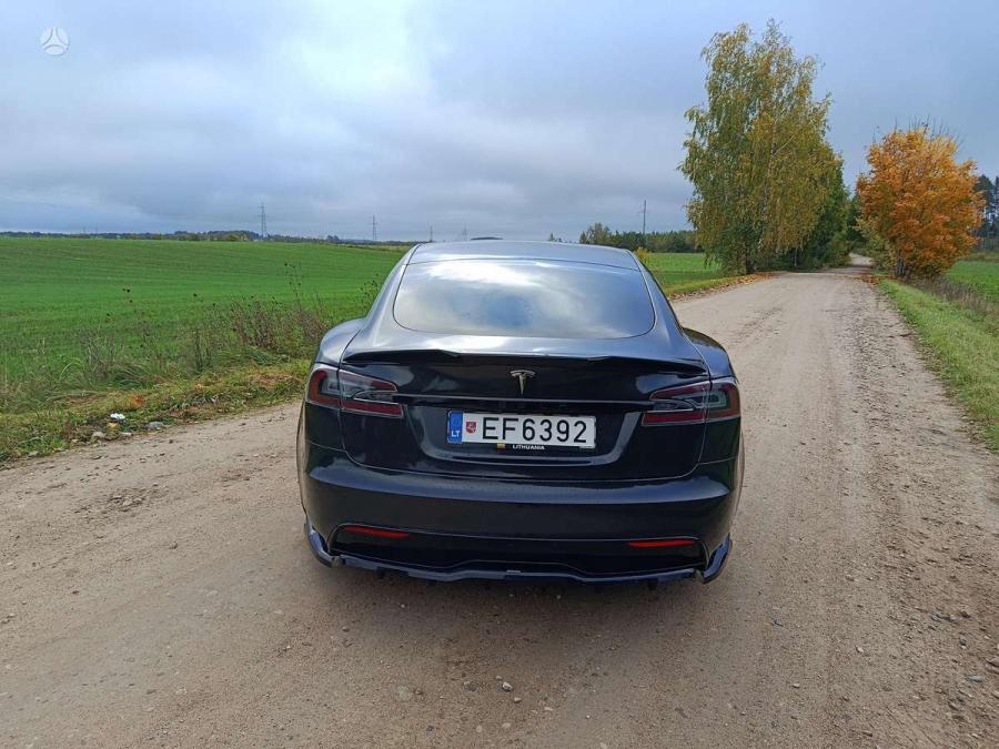 Black Tesla Model S 2021 in Vilnius, with an engine capacity of 0.00 L and mileage of 61 thousand km for 40000 €, photo 7 on AUTOMOTO.COM.LV