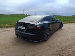 Black Tesla Model S 2021 in Vilnius, with an engine capacity of 0.00 L and mileage of 61 thousand km for 40000 €, photo 8 on AUTOMOTO.COM.LV