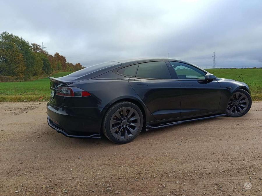 Black Tesla Model S 2021 in Vilnius, with an engine capacity of 0.00 L and mileage of 61 thousand km for 40000 €, photo 9 on AUTOMOTO.COM.LV