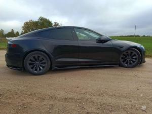 Black Tesla Model S 2021 in Vilnius, with an engine capacity of 0.00 L and mileage of 61 thousand km for 40000 €, photo 11 on AUTOMOTO.COM.LV