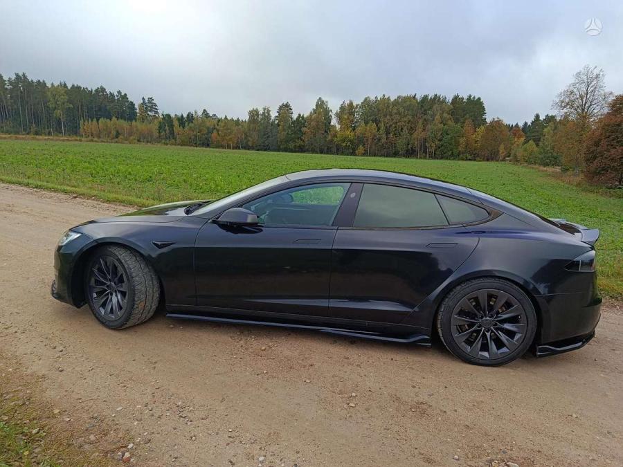 Black Tesla Model S 2021 in Vilnius, with an engine capacity of 0.00 L and mileage of 61 thousand km for 40000 €, photo 13 on AUTOMOTO.COM.LV
