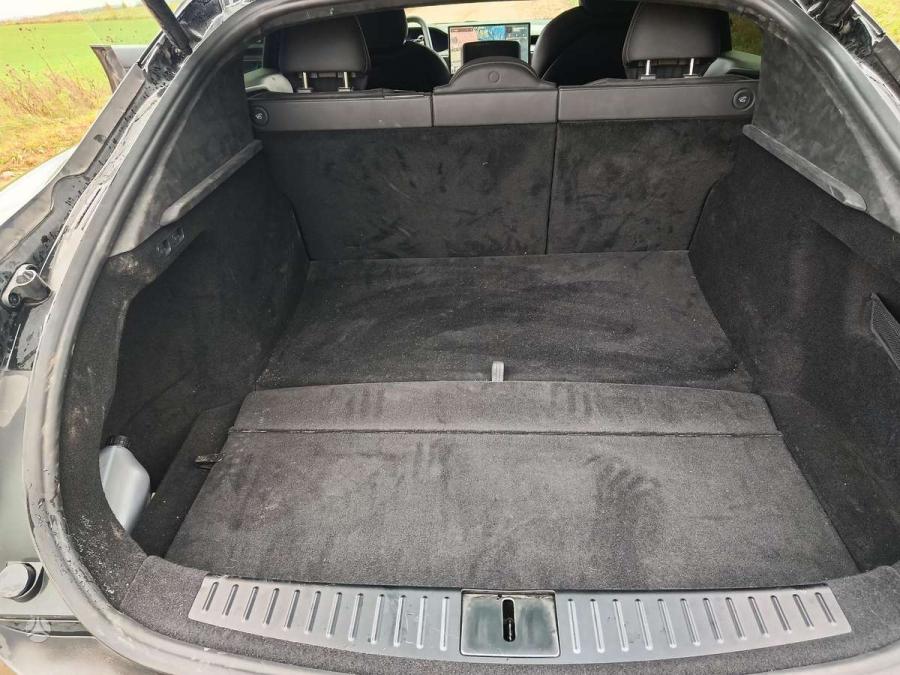Black Tesla Model S 2021 in Vilnius, with an engine capacity of 0.00 L and mileage of 61 thousand km for 40000 €, photo 20 on AUTOMOTO.COM.LV