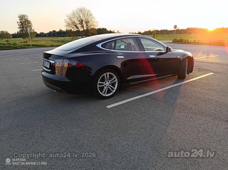 Blue Tesla Model S 2013 in Tallinn, with an engine capacity of 0.00 L and mileage of 301 thousand km for 14300 €, photo 4 on AUTOMOTO.COM.LV