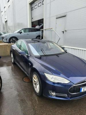 Blue Tesla Model S 2013 in Vilnius, with an engine capacity of 0.00 L and mileage of 220 thousand km for 9500 €, photo 3 on AUTOMOTO.COM.LV
