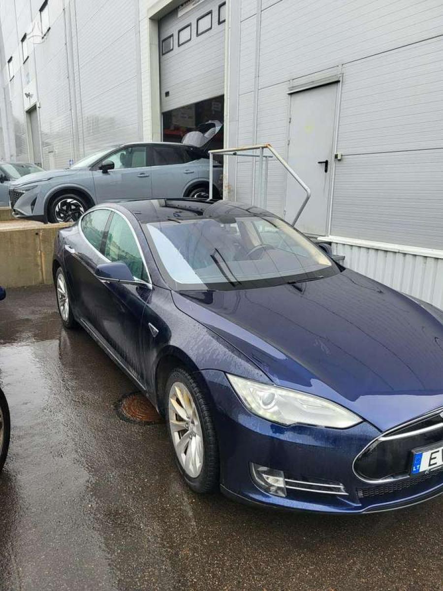 Blue Tesla Model S 2013 in Vilnius, with an engine capacity of 0.00 L and mileage of 220 thousand km for 9500 €, photo 3 on AUTOMOTO.COM.LV
