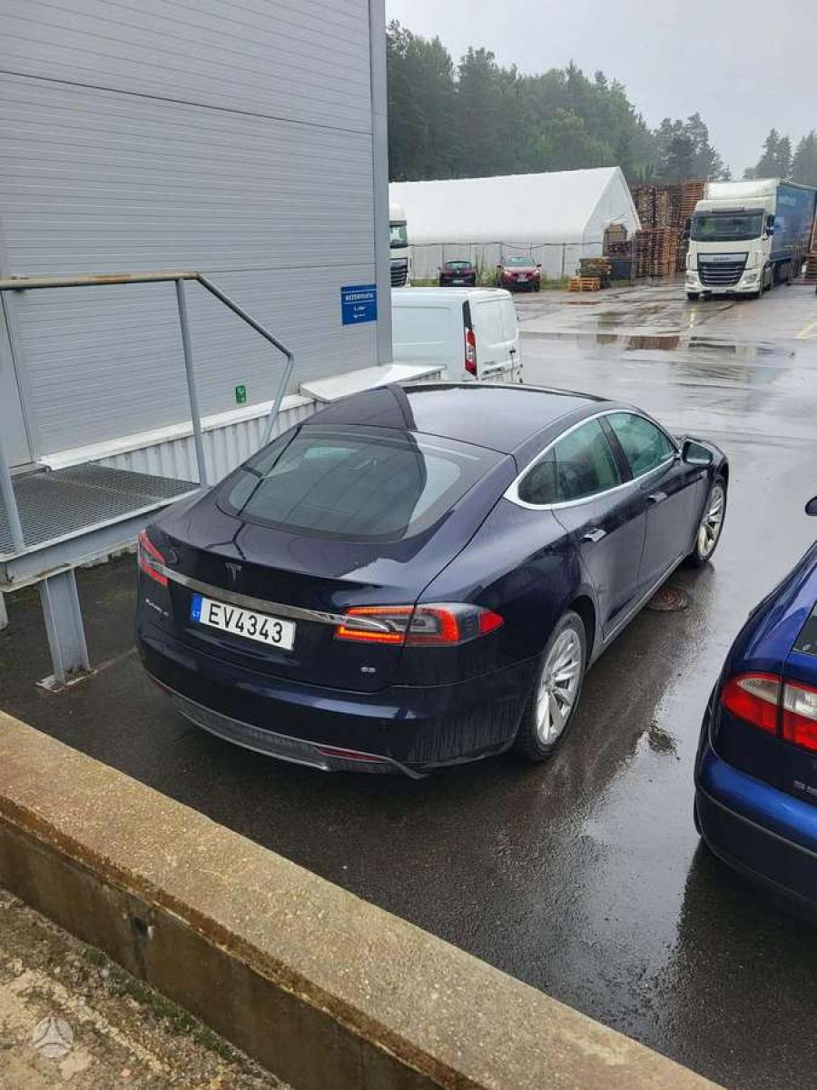 Blue Tesla Model S 2013 in Vilnius, with an engine capacity of 0.00 L and mileage of 220 thousand km for 9500 €, photo 4 on AUTOMOTO.COM.LV
