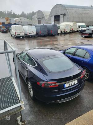 Blue Tesla Model S 2013 in Vilnius, with an engine capacity of 0.00 L and mileage of 220 thousand km for 9500 €, photo 5 on AUTOMOTO.COM.LV