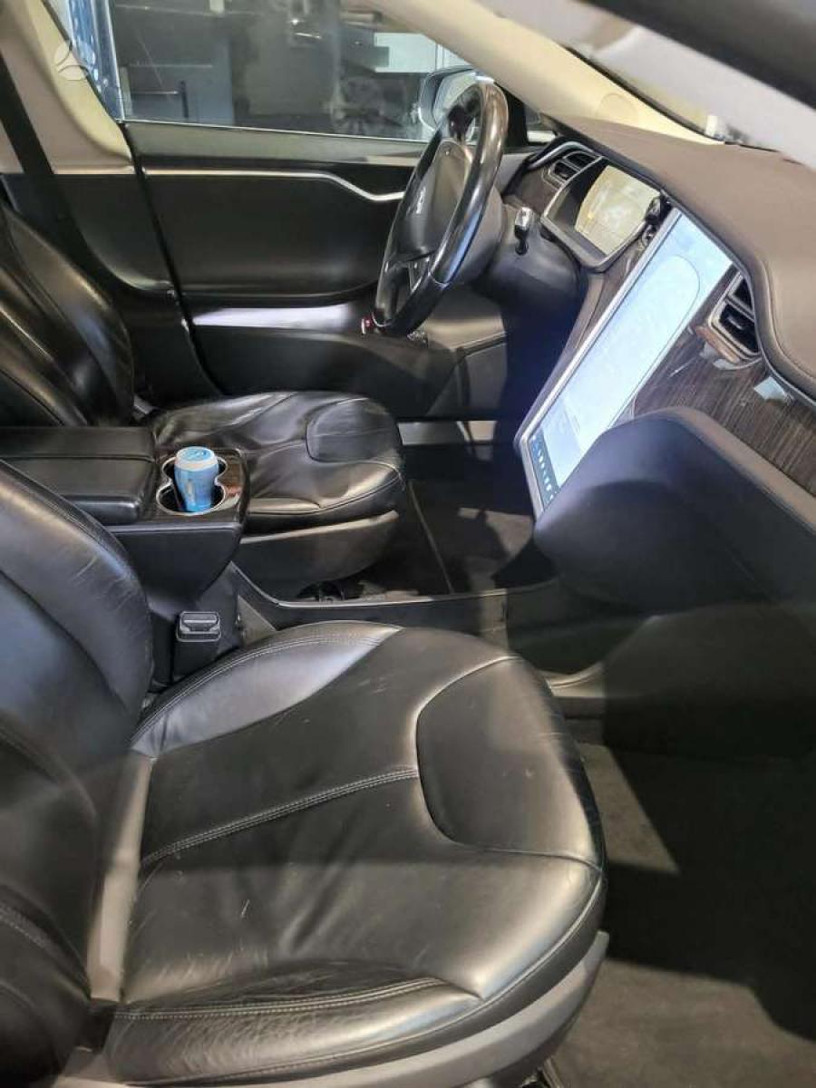 Blue Tesla Model S 2013 in Vilnius, with an engine capacity of 0.00 L and mileage of 220 thousand km for 9500 €, photo 8 on AUTOMOTO.COM.LV
