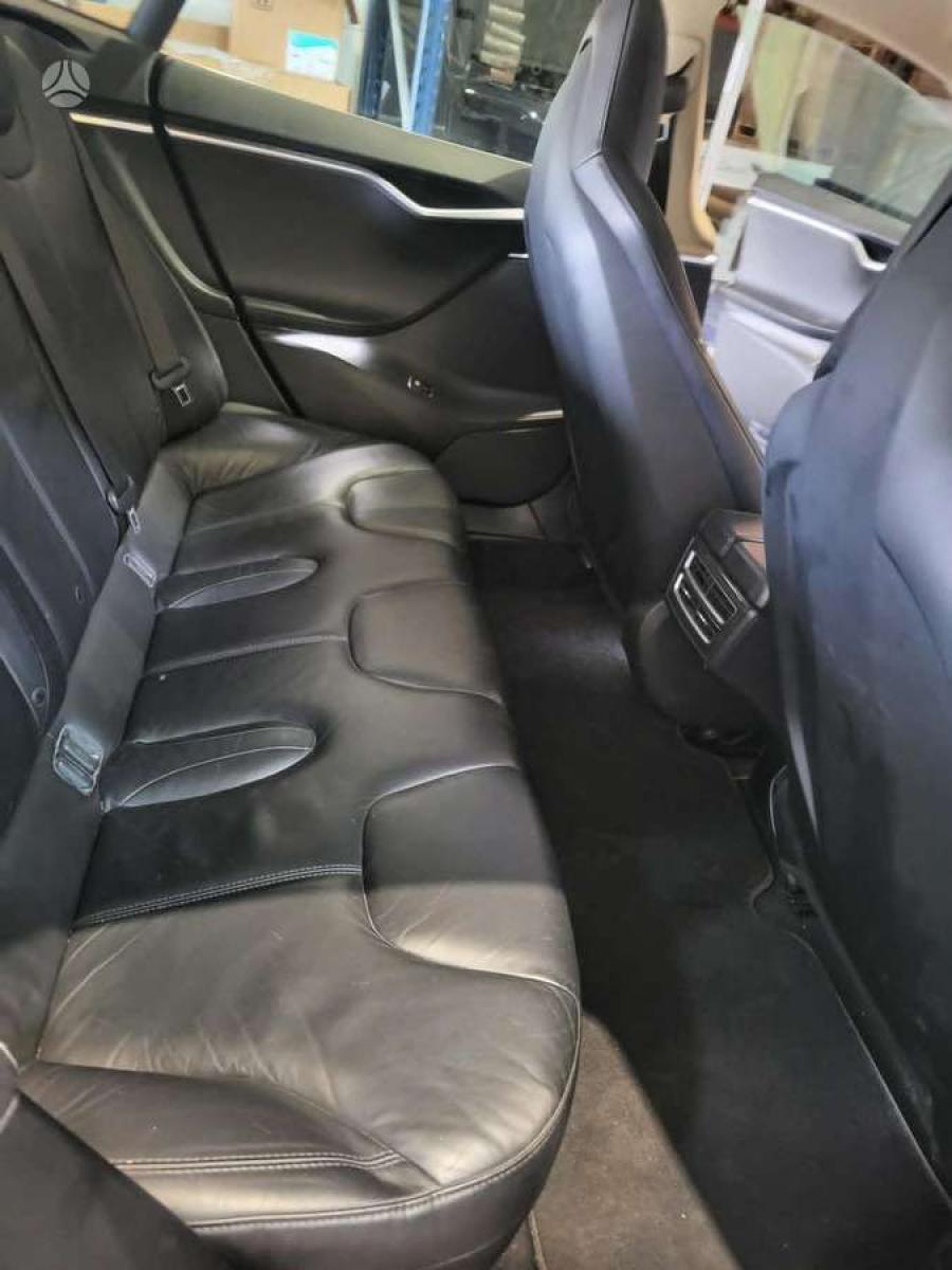Blue Tesla Model S 2013 in Vilnius, with an engine capacity of 0.00 L and mileage of 220 thousand km for 9500 €, photo 9 on AUTOMOTO.COM.LV