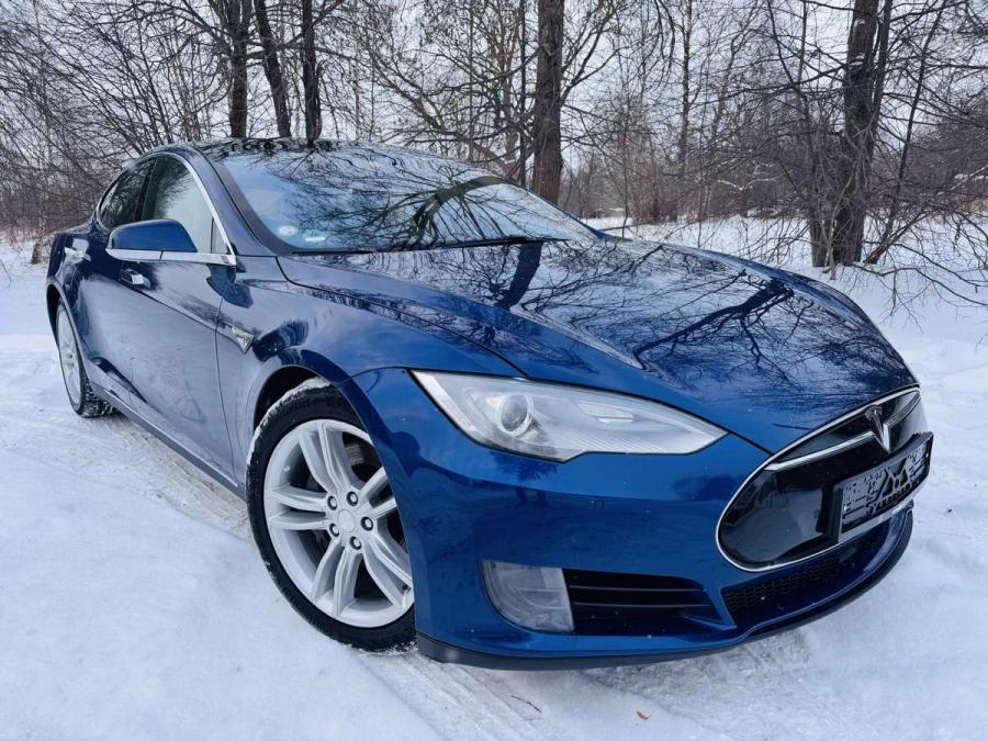 Blue Tesla Model S 2015 in Siauliai, with an engine capacity of 0.00 L and mileage of 233 thousand km for 15150 €, photo 6 on AUTOMOTO.COM.LV