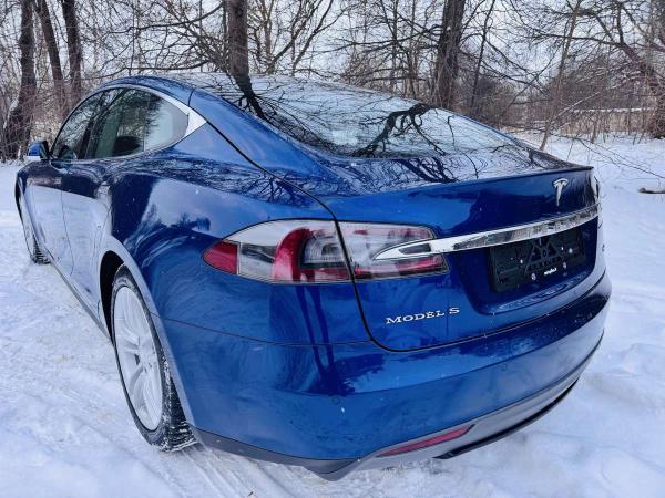 Blue Tesla Model S 2015 in Siauliai, with an engine capacity of 0.00 L and mileage of 233 thousand km for 15150 €, photo 7 on AUTOMOTO.COM.LV