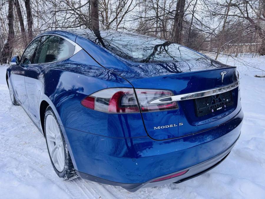 Blue Tesla Model S 2015 in Siauliai, with an engine capacity of 0.00 L and mileage of 233 thousand km for 15150 €, photo 7 on AUTOMOTO.COM.LV