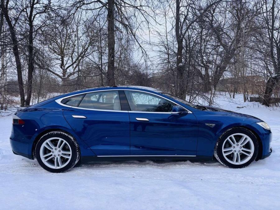 Blue Tesla Model S 2015 in Siauliai, with an engine capacity of 0.00 L and mileage of 233 thousand km for 15150 €, photo 13 on AUTOMOTO.COM.LV