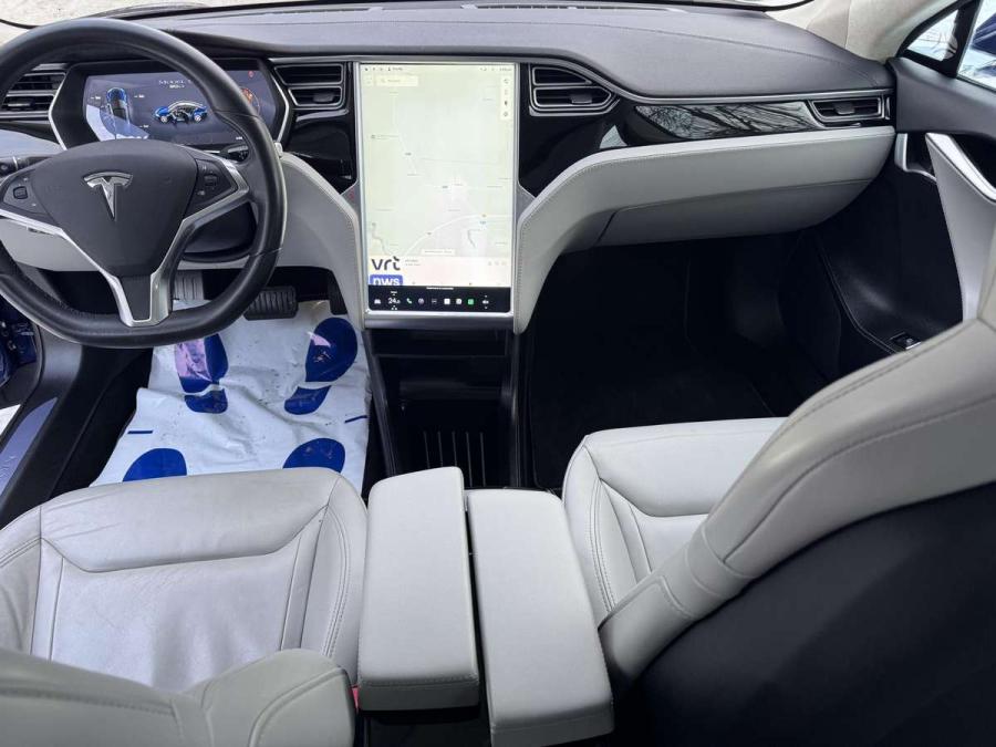Blue Tesla Model S 2015 in Siauliai, with an engine capacity of 0.00 L and mileage of 233 thousand km for 15150 €, photo 20 on AUTOMOTO.COM.LV