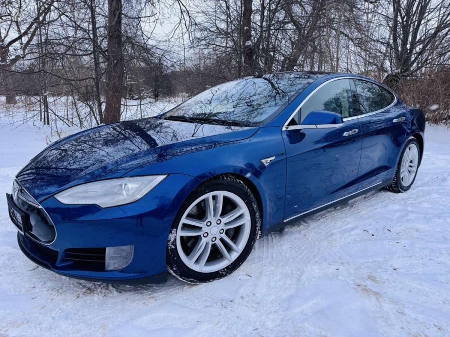 Blue Tesla Model S 2015 in Siauliai, with an engine capacity of 0.00 L and mileage of 233 thousand km for 15150 €, photo 2 on AUTOMOTO.COM.LV
