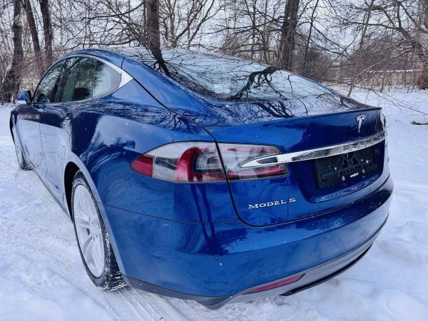 Blue Tesla Model S 2015 in Siauliai, with an engine capacity of 0.00 L and mileage of 233 thousand km for 15150 €, photo 7 on AUTOMOTO.COM.LV