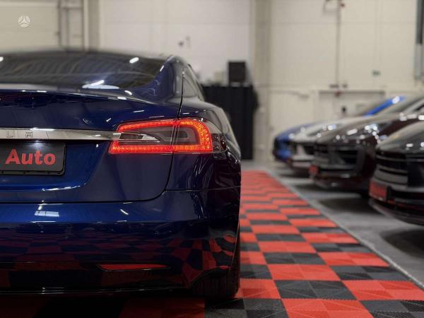 Zils Tesla Model S 2018 Viļņa, ar dzinēja tilpumu 0.00 L un nobraukumu 190 tūkst. km par 16990 €, foto 10 vietnē AUTOMOTO.COM.LV
