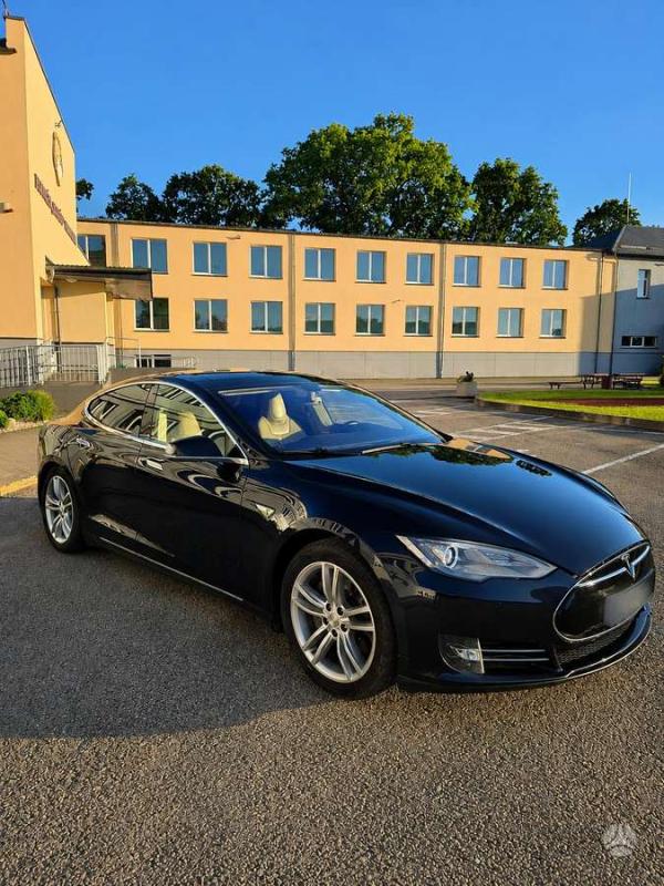 Blue Tesla Model S 2014 in Telschi, with an engine capacity of 0.00 L and mileage of 200 thousand km for 15000 €, photo 2 on AUTOMOTO.COM.LV
