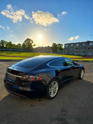 Blue Tesla Model S 2014 in Telschi, with an engine capacity of 0.00 L and mileage of 200 thousand km for 15000 €, photo 4 on AUTOMOTO.COM.LV