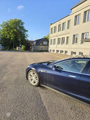 Blue Tesla Model S 2014 in Telschi, with an engine capacity of 0.00 L and mileage of 200 thousand km for 15000 €, photo 18 on AUTOMOTO.COM.LV