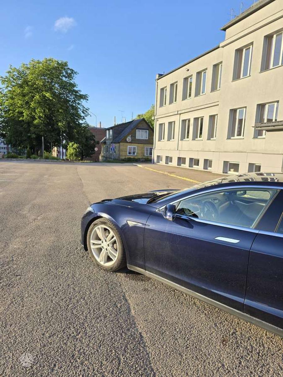 Blue Tesla Model S 2014 in Telschi, with an engine capacity of 0.00 L and mileage of 200 thousand km for 15000 €, photo 18 on AUTOMOTO.COM.LV