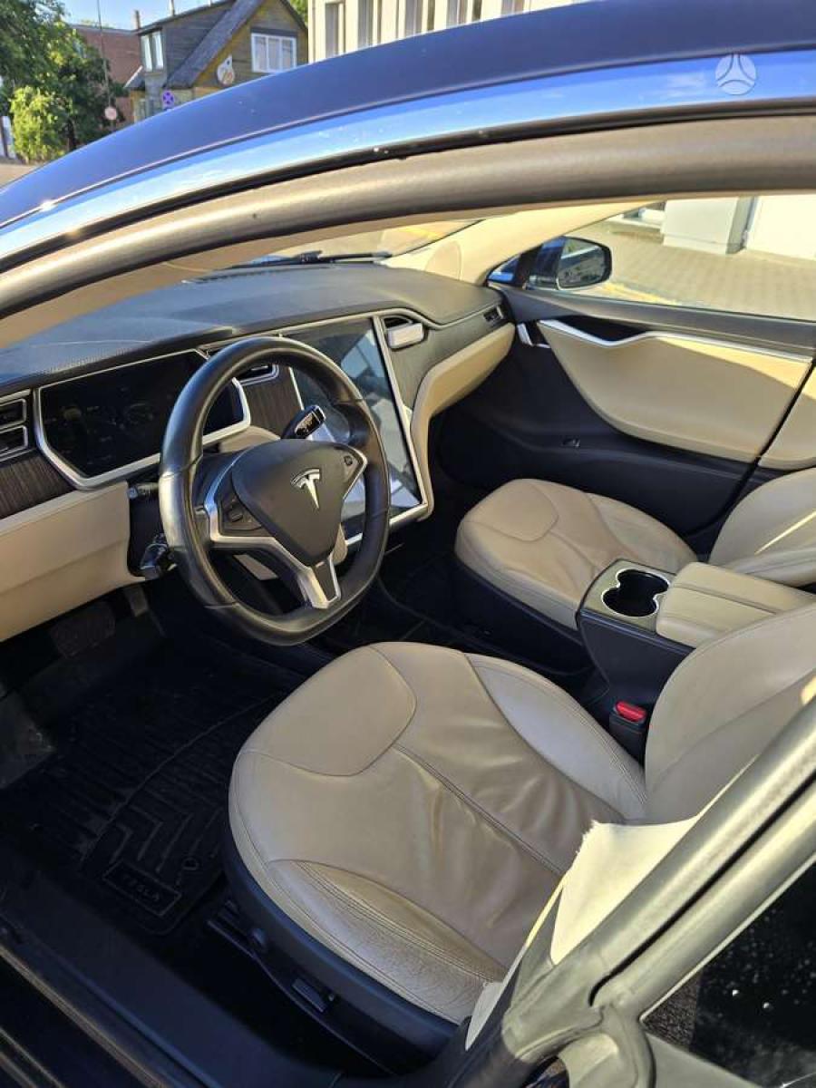 Blue Tesla Model S 2014 in Telschi, with an engine capacity of 0.00 L and mileage of 200 thousand km for 15000 €, photo 24 on AUTOMOTO.COM.LV