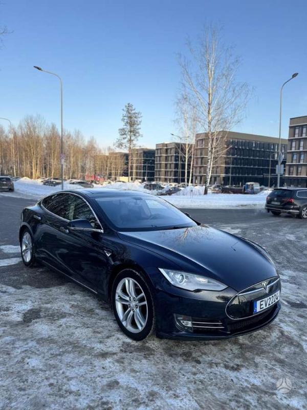 Blue Tesla Model S 2013 in Vilnius, with an engine capacity of 0.00 L and mileage of 79 thousand km for 12000 €, photo 3 on AUTOMOTO.COM.LV
