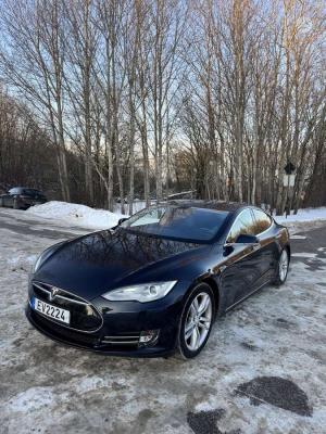 Blue Tesla Model S 2013 in Vilnius, with an engine capacity of 0.00 L and mileage of 79 thousand km for 12000 €, photo 4 on AUTOMOTO.COM.LV