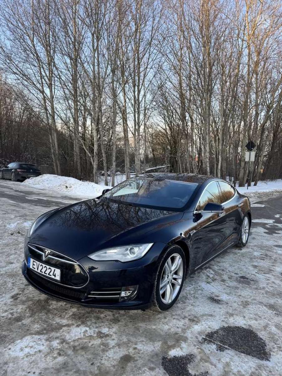Blue Tesla Model S 2013 in Vilnius, with an engine capacity of 0.00 L and mileage of 79 thousand km for 12000 €, photo 4 on AUTOMOTO.COM.LV