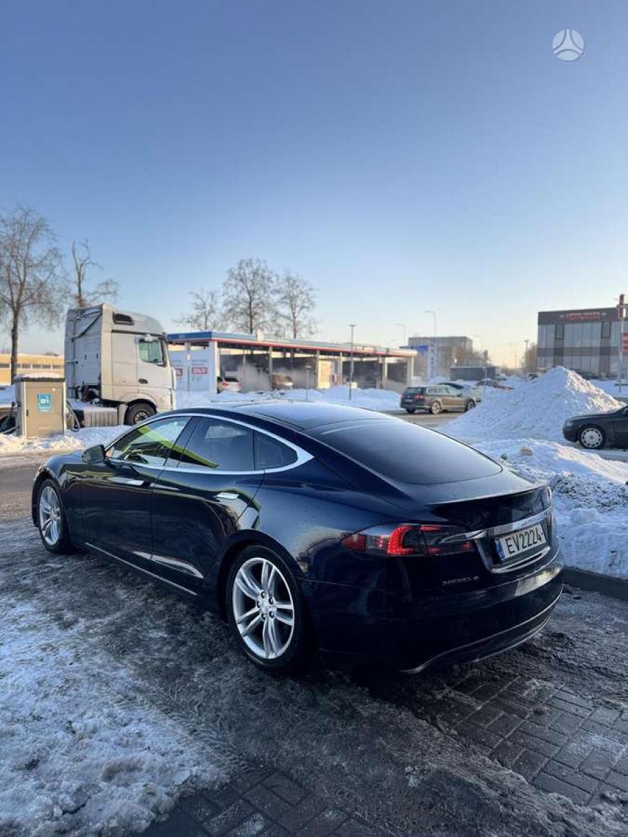 Zils Tesla Model S 2013 Viļņa, ar dzinēja tilpumu 0.00 L un nobraukumu 80 tūkst. km par 10500 €, foto 2 vietnē AUTOMOTO.COM.LV