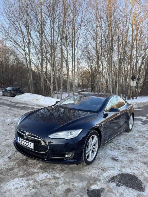 Zils Tesla Model S 2013 Viļņa, ar dzinēja tilpumu 0.00 L un nobraukumu 80 tūkst. km par 10500 €, foto 3 vietnē AUTOMOTO.COM.LV