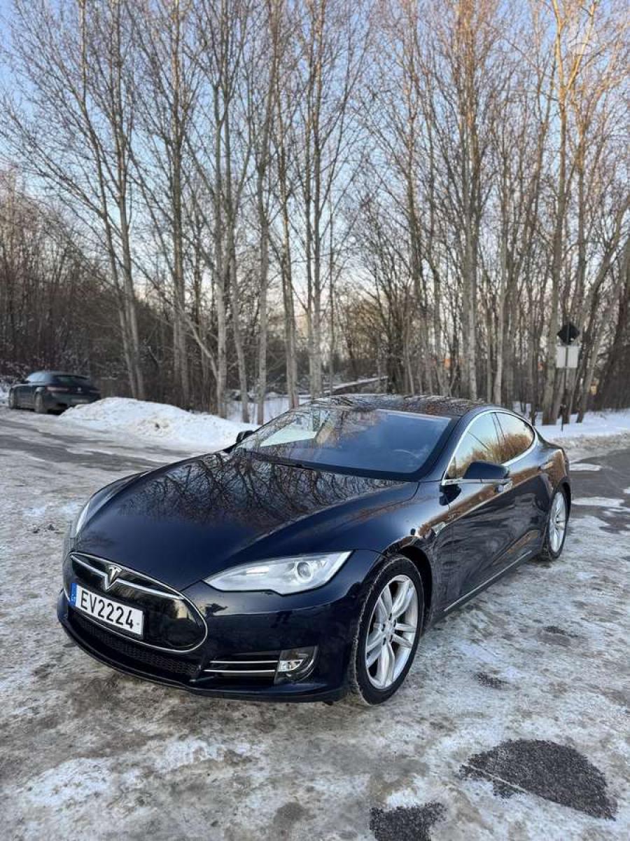 Zils Tesla Model S 2013 Viļņa, ar dzinēja tilpumu 0.00 L un nobraukumu 80 tūkst. km par 10500 €, foto 3 vietnē AUTOMOTO.COM.LV