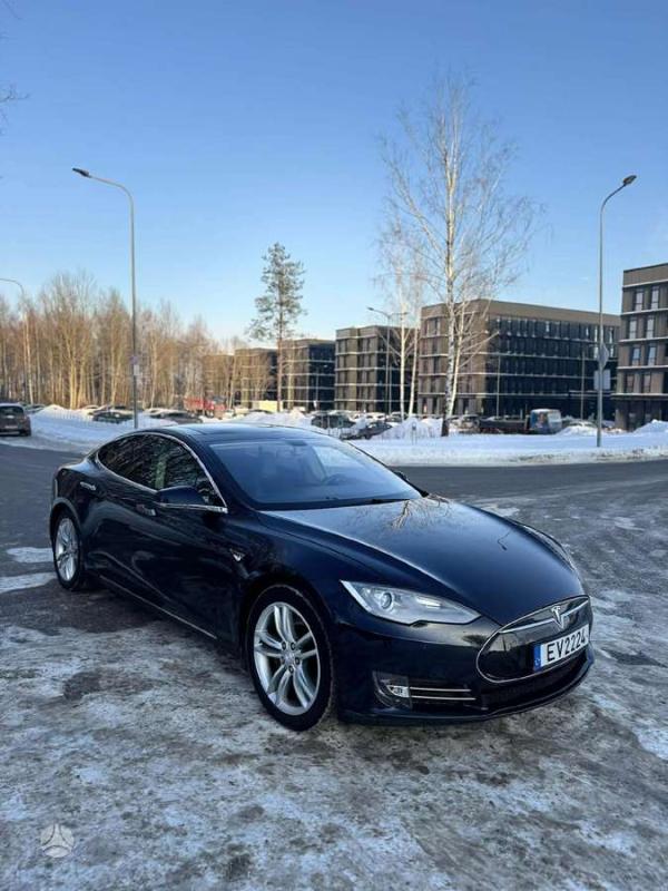 Blue Tesla Model S 2013 in Moletai, with an engine capacity of 0.00 L and mileage of 79 thousand km for 11499 €, photo 2 on AUTOMOTO.COM.LV