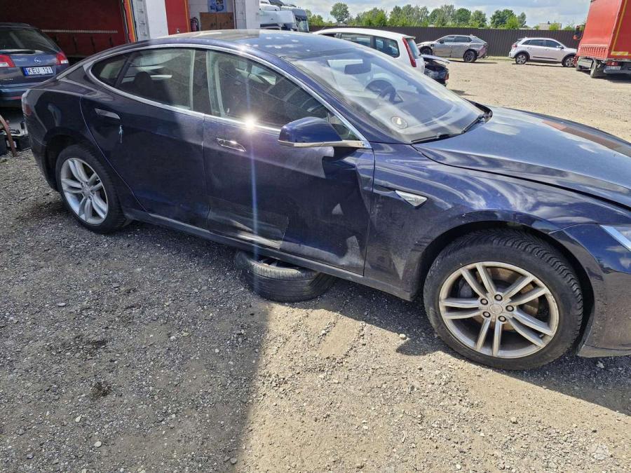 Zils Tesla Model S 2013 Marijampole, ar dzinēja tilpumu 0.00 L un nobraukumu 118 tūkst. km par 9000 €, foto 3 vietnē AUTOMOTO.COM.LV