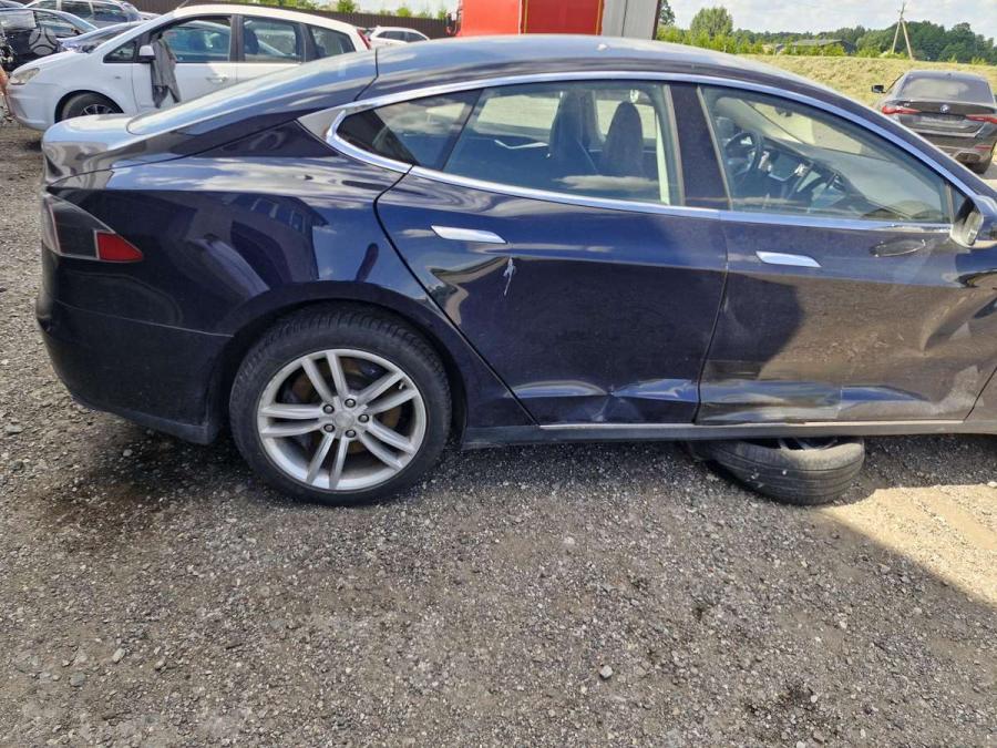 Zils Tesla Model S 2013 Marijampole, ar dzinēja tilpumu 0.00 L un nobraukumu 118 tūkst. km par 9000 €, foto 4 vietnē AUTOMOTO.COM.LV