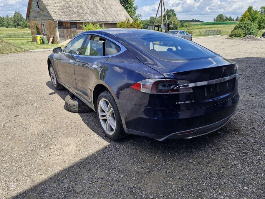 Zils Tesla Model S 2013 Marijampole, ar dzinēja tilpumu 0.00 L un nobraukumu 118 tūkst. km par 9000 €, foto 6 vietnē AUTOMOTO.COM.LV