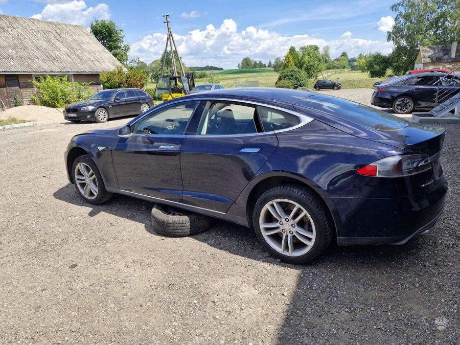 Zils Tesla Model S 2013 Marijampole, ar dzinēja tilpumu 0.00 L un nobraukumu 118 tūkst. km par 9000 €, foto 7 vietnē AUTOMOTO.COM.LV