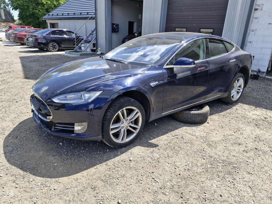 Zils Tesla Model S 2013 Marijampole, ar dzinēja tilpumu 0.00 L un nobraukumu 118 tūkst. km par 9000 €, foto 8 vietnē AUTOMOTO.COM.LV